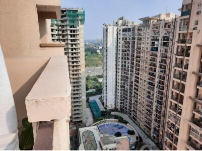 3 BHK Apartment / Flat for sale in Landcraft Golflinks NH-24 Highway ...